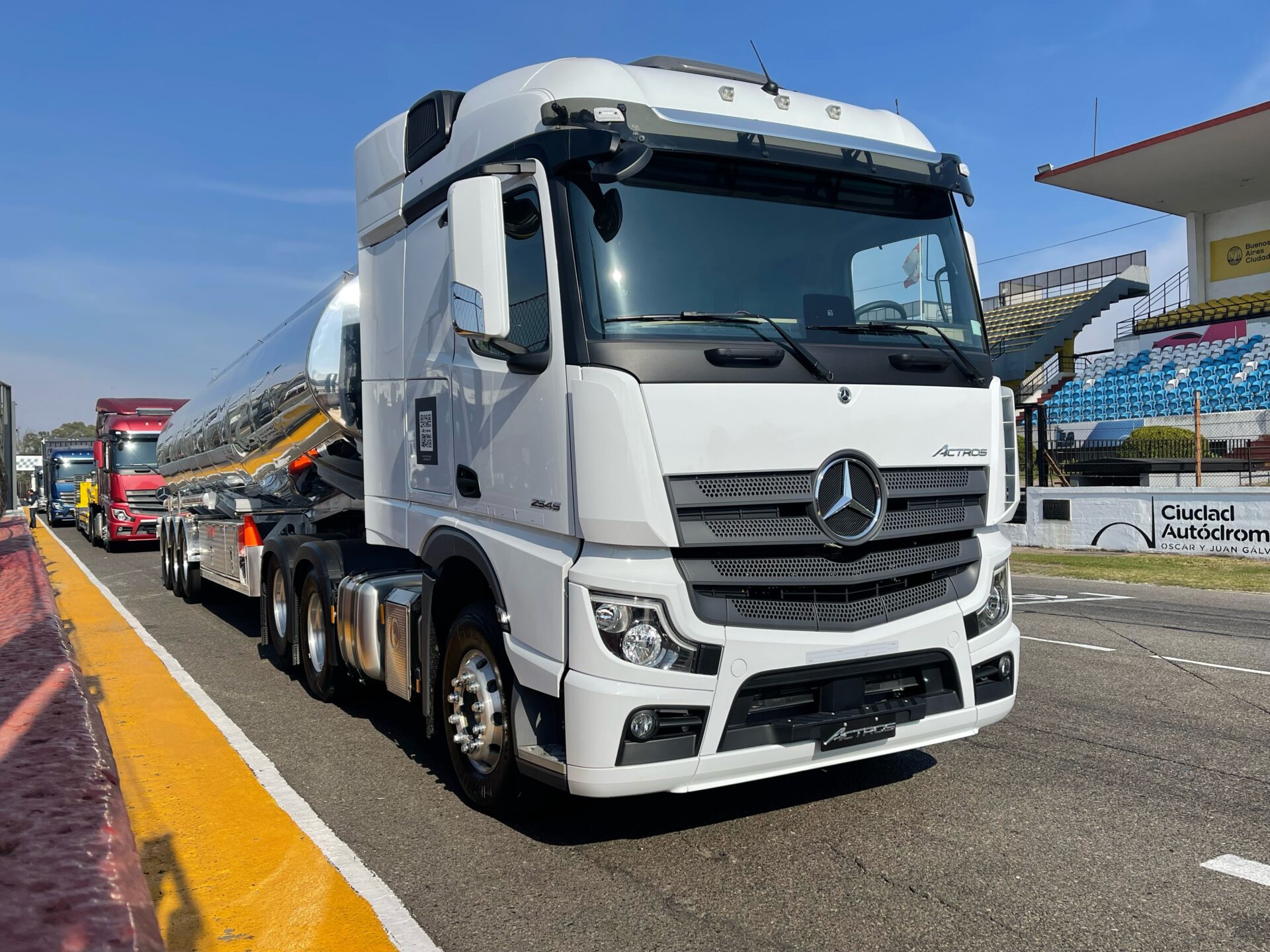 Mercedes Benz Argentina completó la gama de los Actros con el 2545 ...